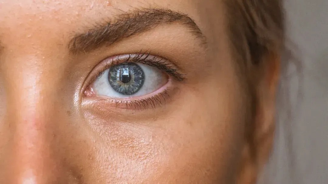 The 6 Subtle Body Language Mistakes That Instantly Make People Distrust ...